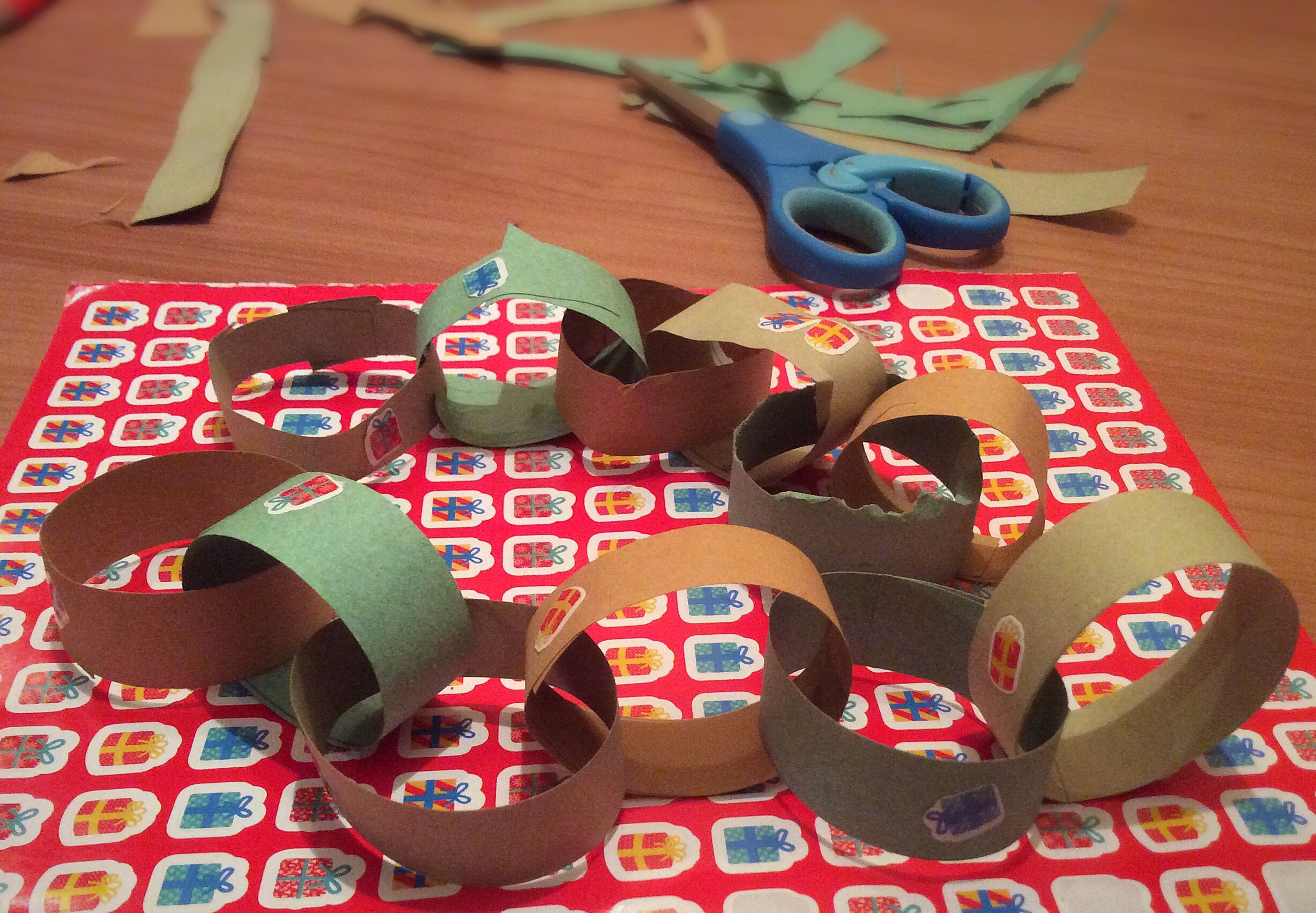 Making a Paper Chain – Sensational Learning with Penguin